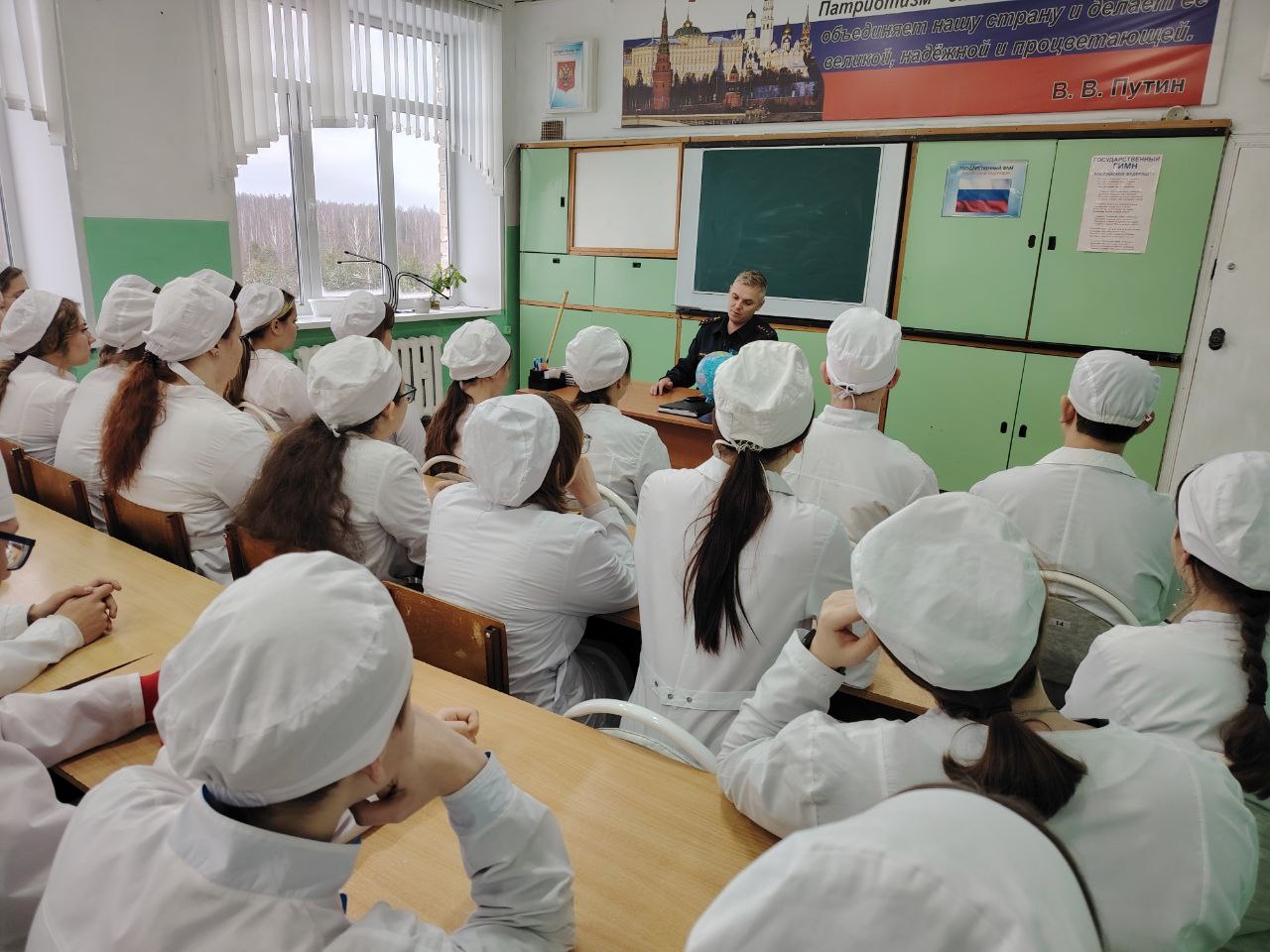 Офицер Росгвардии встретился со студентами саранского медколледжа ...