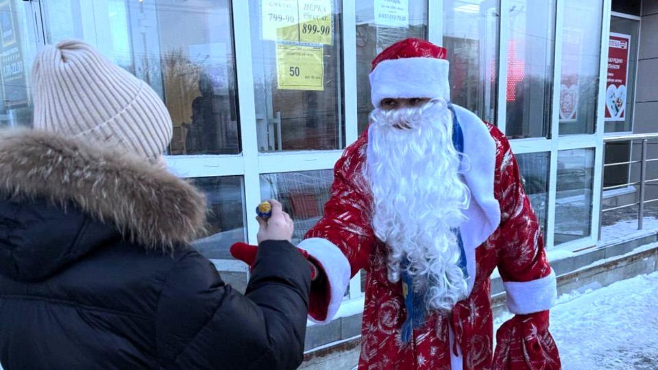 Либерально-демократический Дед Мороз прогулялся по улицам столицы Мордовии
